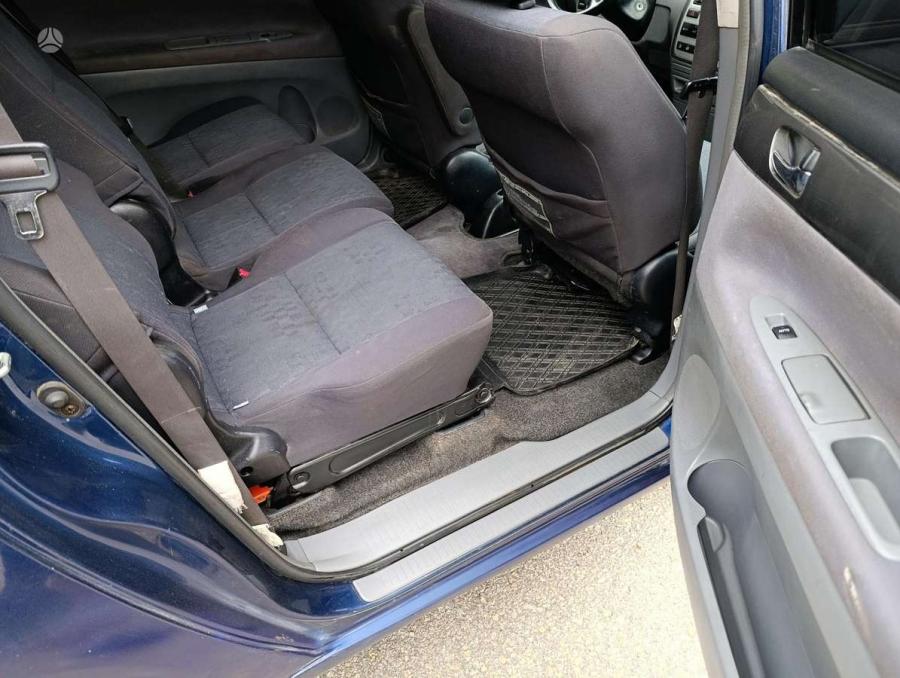 Grey Toyota avensis-verso 2002 in Pakruojis, with an engine capacity of 2.00 L and mileage of 345 thousand km for 1750 €, photo 10 on AUTOMOTO.COM.LV