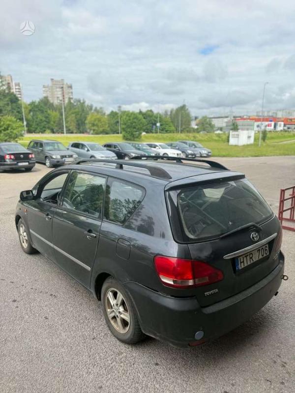 Pelēks Toyota avensis-verso 2003 Viļņa, ar dzinēja tilpumu 2.00 L un nobraukumu 322 tūkst. km par 1050 €, foto 4 vietnē AUTOMOTO.COM.LV