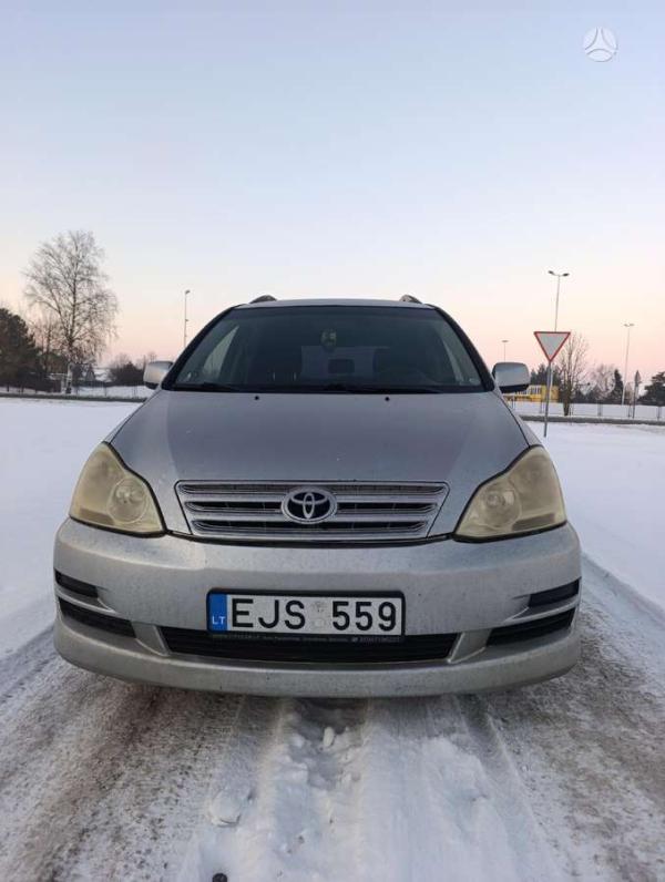 Grey Toyota avensis-verso 2004 in Pakruojis, with an engine capacity of 2.00 L and mileage of 242 thousand km for 1550 €, photo 2 on AUTOMOTO.COM.LV
