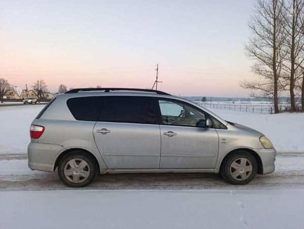 Grey Toyota avensis-verso 2004 in Pakruojis, with an engine capacity of 2.00 L and mileage of 242 thousand km for 1550 €, photo 10 on AUTOMOTO.COM.LV