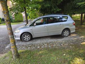 Pelēks Toyota avensis-verso 2004 Viļņa, ar dzinēja tilpumu 2.00 L un nobraukumu 363 tūkst. km par 1400 €, foto  vietnē AUTOMOTO.COM.LV