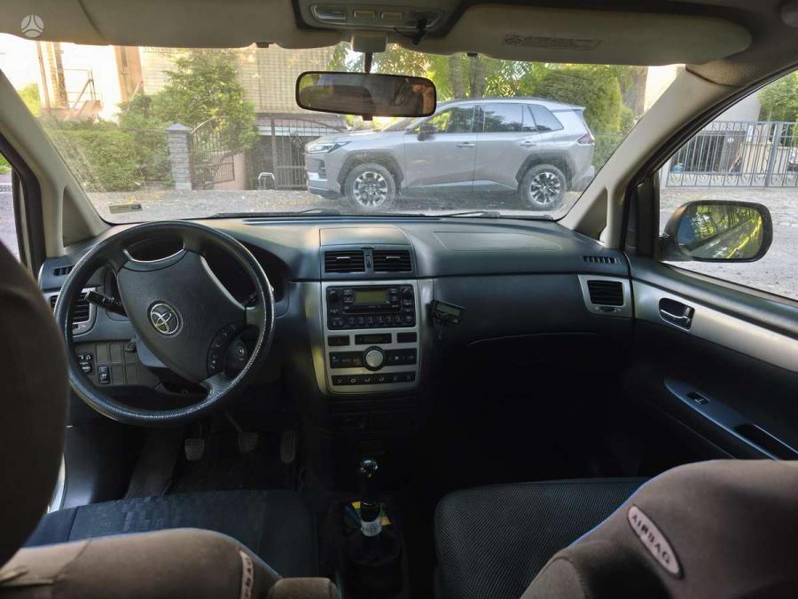 Pelēks Toyota avensis-verso 2004 Viļņa, ar dzinēja tilpumu 2.00 L un nobraukumu 363 tūkst. km par 1400 €, foto 7 vietnē AUTOMOTO.COM.LV