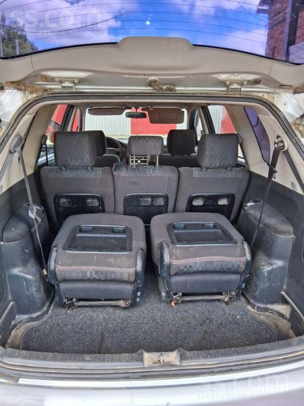 Pelēks Toyota avensis-verso 2005 Daugavpils, ar dzinēja tilpumu 2.00 L un nobraukumu 347 tūkst. km par 1200 €, foto 8 vietnē AUTOMOTO.COM.LV
