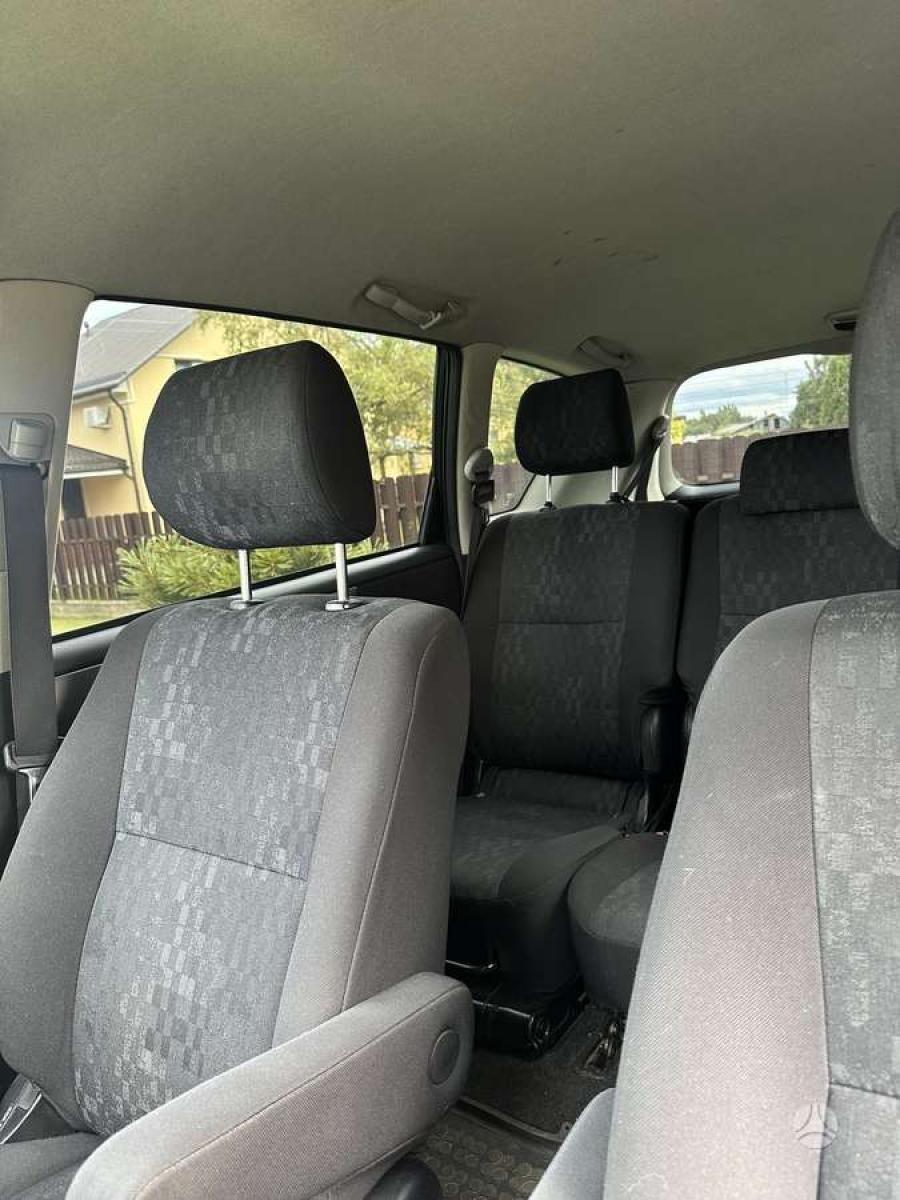Grey Toyota avensis-verso 2005 in Vilnius, with an engine capacity of 2.00 L and mileage of 266 thousand km for 1100 €, photo 8 on AUTOMOTO.COM.LV