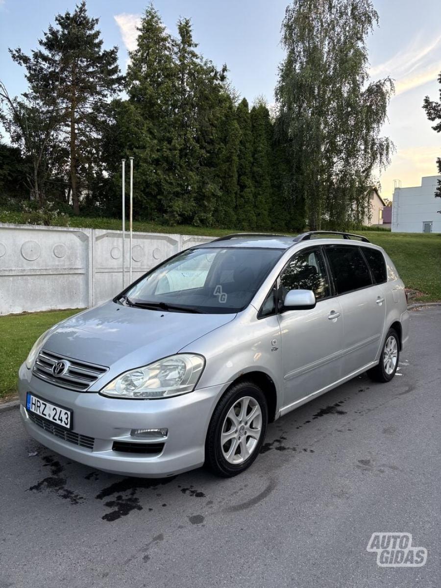 Серый Тойота Авенсис Версо 2005 в Алитус, объемом двигателя 2.00 л и пробегом 357 тыс. км за 1200 €, фото 1 на AUTOMOTO.COM.LV