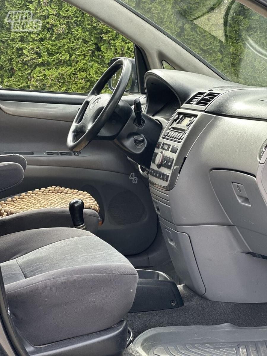 Pelēks Toyota avensis-verso 2003 Viļņa, ar dzinēja tilpumu 2.00 L un nobraukumu 402 tūkst. km par 1350 €, foto 22 vietnē AUTOMOTO.COM.LV