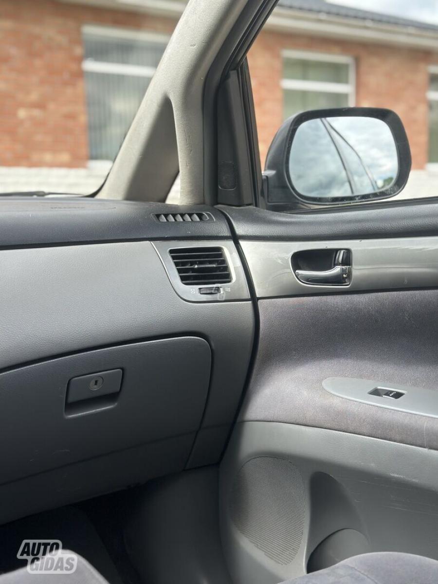 Pelēks Toyota avensis-verso 2003 Viļņa, ar dzinēja tilpumu 2.00 L un nobraukumu 402 tūkst. km par 1350 €, foto 27 vietnē AUTOMOTO.COM.LV