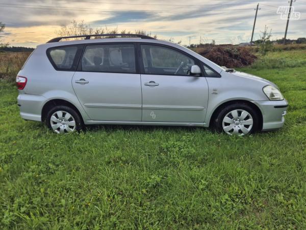 Pelēks Toyota avensis-verso 2003 Panevēža, ar dzinēja tilpumu 2.00 L un nobraukumu 339 tūkst. km par 1200 €, foto 3 vietnē AUTOMOTO.COM.LV