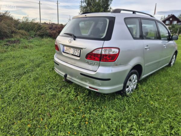 Pelēks Toyota avensis-verso 2003 Panevēža, ar dzinēja tilpumu 2.00 L un nobraukumu 339 tūkst. km par 1200 €, foto 4 vietnē AUTOMOTO.COM.LV