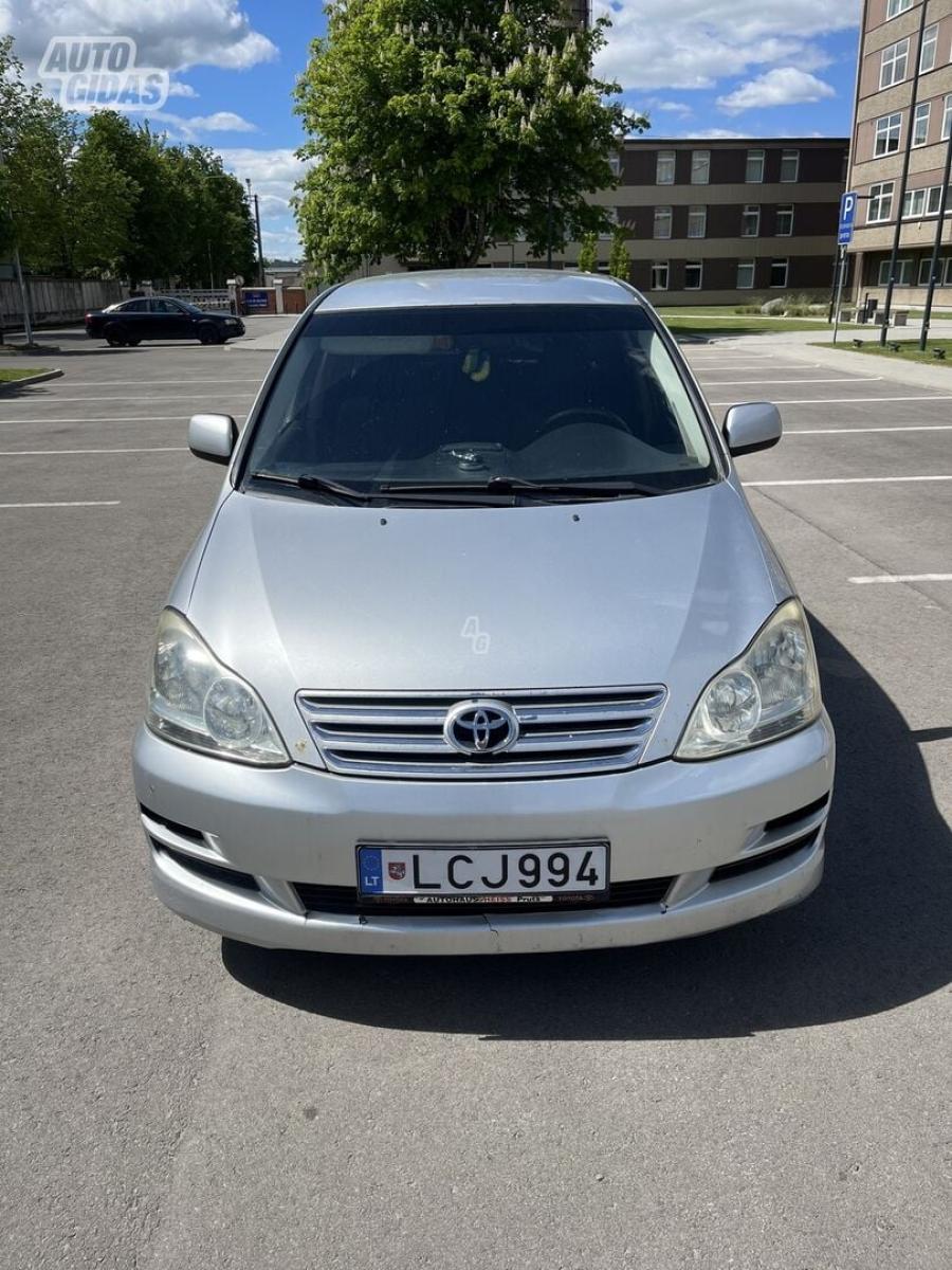 Серый Тойота Авенсис Версо 2004 в Паневежис, объемом двигателя 2.00 л и пробегом 360 тыс. км за 800 €, фото 1 на AUTOMOTO.COM.LV