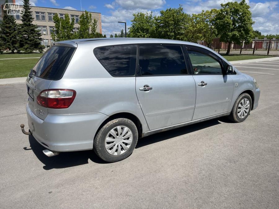 Серый Тойота Авенсис Версо 2004 в Паневежис, объемом двигателя 2.00 л и пробегом 360 тыс. км за 800 €, фото 5 на AUTOMOTO.COM.LV