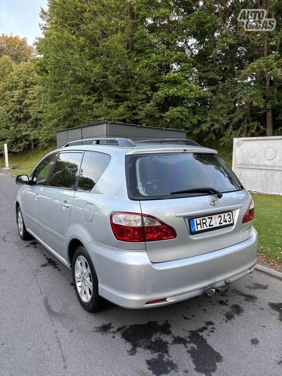 Серый Тойота Авенсис Версо 2005 в Алитус, объемом двигателя 2.00 л и пробегом 357 тыс. км за 1200 €, фото 3 на AUTOMOTO.COM.LV