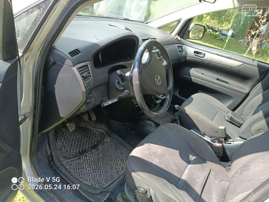 Toyota avensis-verso 2004 in Vilnius, with an engine capacity of 2.00 L and mileage of 397 thousand km for 1600 €, photo 15 on AUTOMOTO.COM.LV