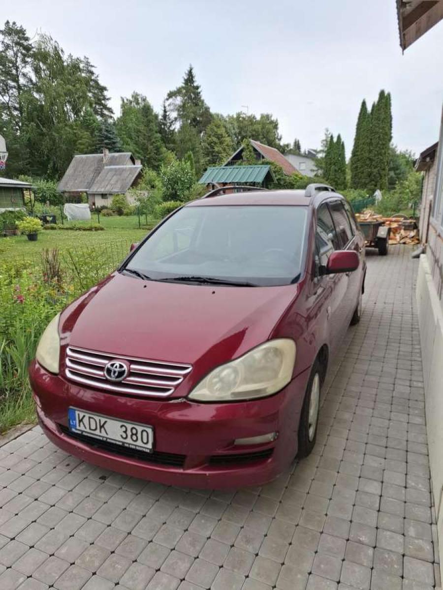 Red Toyota avensis-verso 2005 in Panevezys, with an engine capacity of 2.00 L and mileage of 388 thousand km for 1400 €, photo 1 on AUTOMOTO.COM.LV