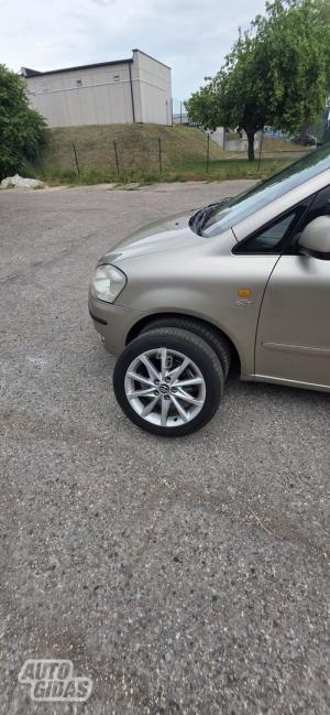 Toyota avensis-verso 2002 Klaipėda, ar dzinēja tilpumu 2.00 L un nobraukumu 275 tūkst. km par 3500 €, foto 17 vietnē AUTOMOTO.COM.LV