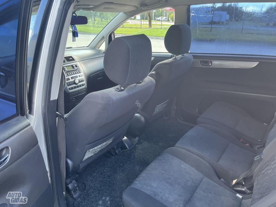 Toyota avensis-verso 2005 Panevēža, ar dzinēja tilpumu 2.00 L un nobraukumu 300 tūkst. km par 1200 €, foto 10 vietnē AUTOMOTO.COM.LV
