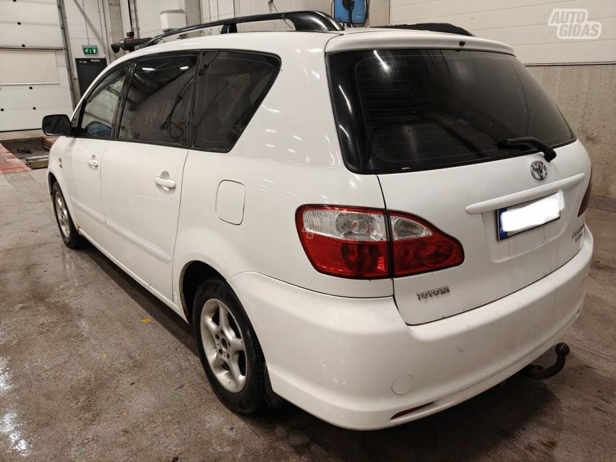White Toyota avensis-verso 2005 in Taurage, with an engine capacity of 2.00 L and mileage of 400 thousand km for 1250 €, photo 3 on AUTOMOTO.COM.LV