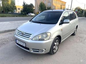 Dzeltens Toyota avensis-verso 2001 Viļņa, ar dzinēja tilpumu 2.00 L un nobraukumu 285 tūkst. km par 1500 €, foto  vietnē AUTOMOTO.COM.LV