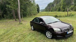 Violet Toyota Avensis 2007 in Kaunas, with an engine capacity of 1.60 L and mileage of 203 thousand km for 2550 €, photo 3 on AUTOMOTO.COM.LV