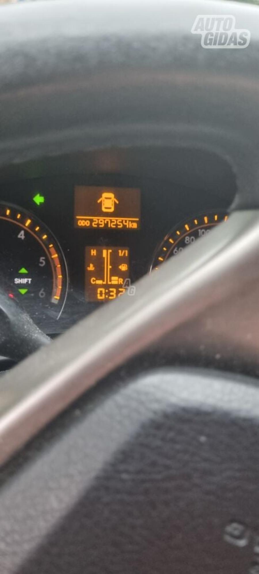 Violet Toyota Avensis 2010 in Vilnius, with an engine capacity of 2.00 L and mileage of 297 thousand km for 2850 €, photo 7 on AUTOMOTO.COM.LV