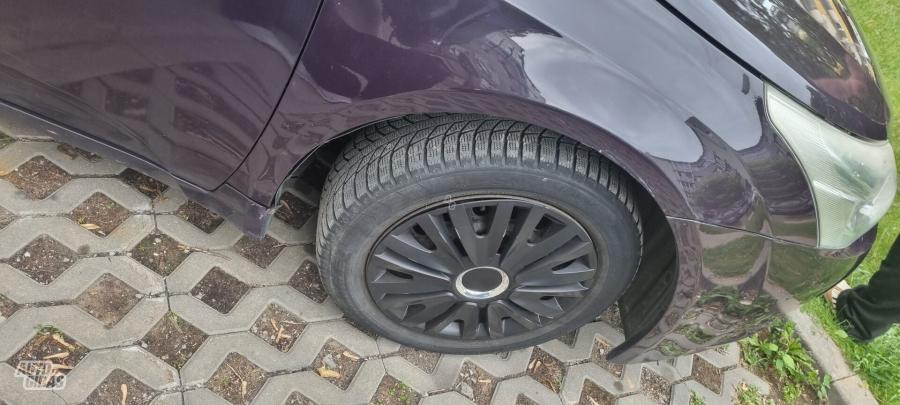 Violet Toyota Avensis 2010 in Vilnius, with an engine capacity of 2.00 L and mileage of 297 thousand km for 2850 €, photo 10 on AUTOMOTO.COM.LV
