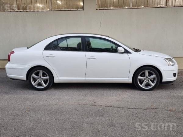 White Toyota Avensis 2007 in Ogre, with an engine capacity of 2.20 L and mileage of 348 thousand km for 1750 €, photo 5 on AUTOMOTO.COM.LV