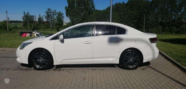 Белый Тойота Авенсис 2010 в Алитус, объемом двигателя 2.00 л и пробегом 300 тыс. км за 2750 €, фото 1 на AUTOMOTO.COM.LV