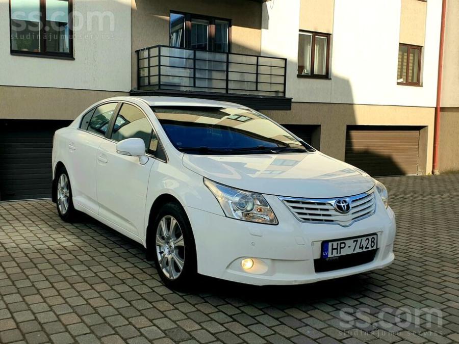 White Toyota Avensis 2011 in Riga, with an engine capacity of 2.00 L and mileage of 277 thousand km for 4450 €, photo 3 on AUTOMOTO.COM.LV
