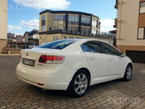 White Toyota Avensis 2011 in Riga, with an engine capacity of 2.00 L and mileage of 277 thousand km for 4450 €, photo 4 on AUTOMOTO.COM.LV