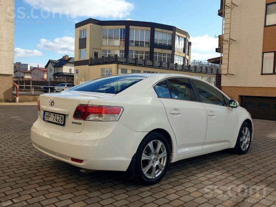 White Toyota Avensis 2011 in Riga, with an engine capacity of 2.00 L and mileage of 277 thousand km for 4450 €, photo 4 on AUTOMOTO.COM.LV
