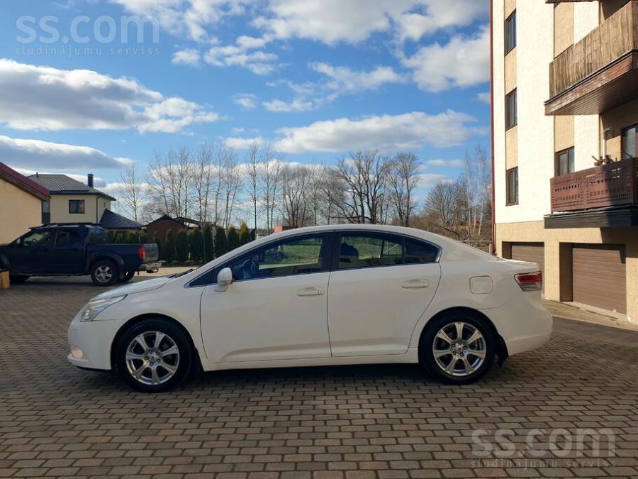 White Toyota Avensis 2011 in Riga, with an engine capacity of 2.00 L and mileage of 277 thousand km for 4450 €, photo 6 on AUTOMOTO.COM.LV