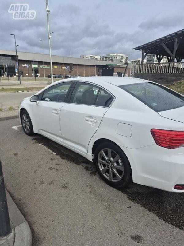 White Toyota Avensis 2012 in Vilnius, with an engine capacity of 2.00 L and mileage of 354 thousand km for 4500 €, photo 3 on AUTOMOTO.COM.LV