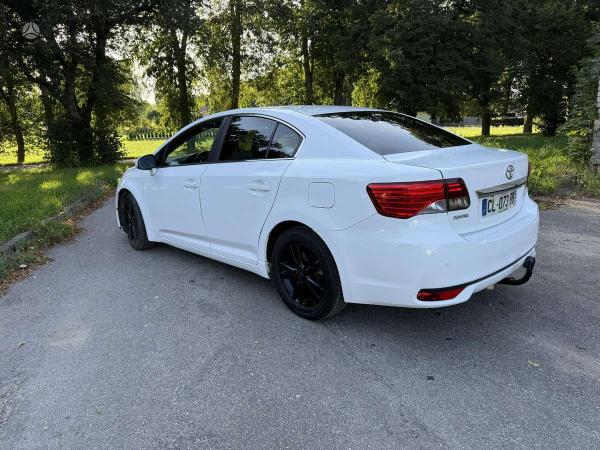 White Toyota Avensis 2012 in Vilnius, with an engine capacity of 2.00 L and mileage of 300 thousand km for 5300 €, photo 8 on AUTOMOTO.COM.LV