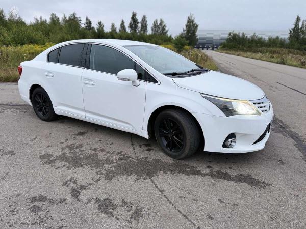 Balts Toyota Avensis 2012 Viļņa, ar dzinēja tilpumu 2.00 L un nobraukumu 300 tūkst. km par 4800 €, foto 1 vietnē AUTOMOTO.COM.LV