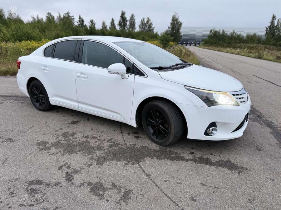 Balts Toyota Avensis 2012 Viļņa, ar dzinēja tilpumu 2.00 L un nobraukumu 300 tūkst. km par 4800 €, foto 1 vietnē AUTOMOTO.COM.LV