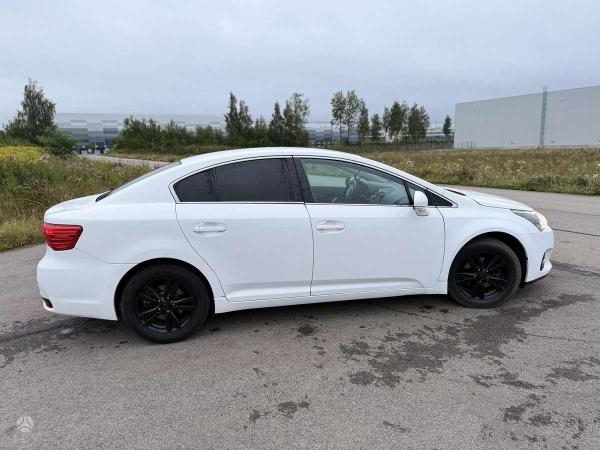 Balts Toyota Avensis 2012 Viļņa, ar dzinēja tilpumu 2.00 L un nobraukumu 300 tūkst. km par 4800 €, foto 3 vietnē AUTOMOTO.COM.LV