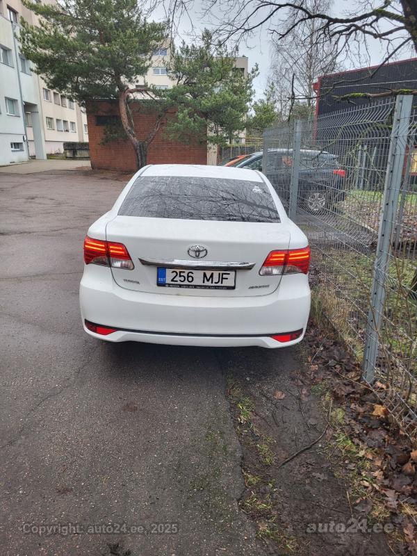 Белый Тойота Авенсис 2013 в Таллин, объемом двигателя 1.80 л и пробегом 110 тыс. км за 8900 €, фото 3 на AUTOMOTO.COM.LV