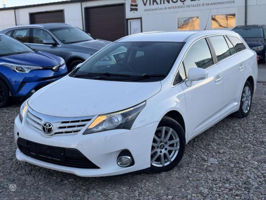 White Toyota Avensis 2013 in Utena, with an engine capacity of 2.00 L and mileage of 250 thousand km for 1890 €, photo 1 on AUTOMOTO.COM.LV