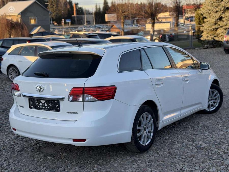 White Toyota Avensis 2013 in Utena, with an engine capacity of 2.00 L and mileage of 250 thousand km for 1890 €, photo 2 on AUTOMOTO.COM.LV