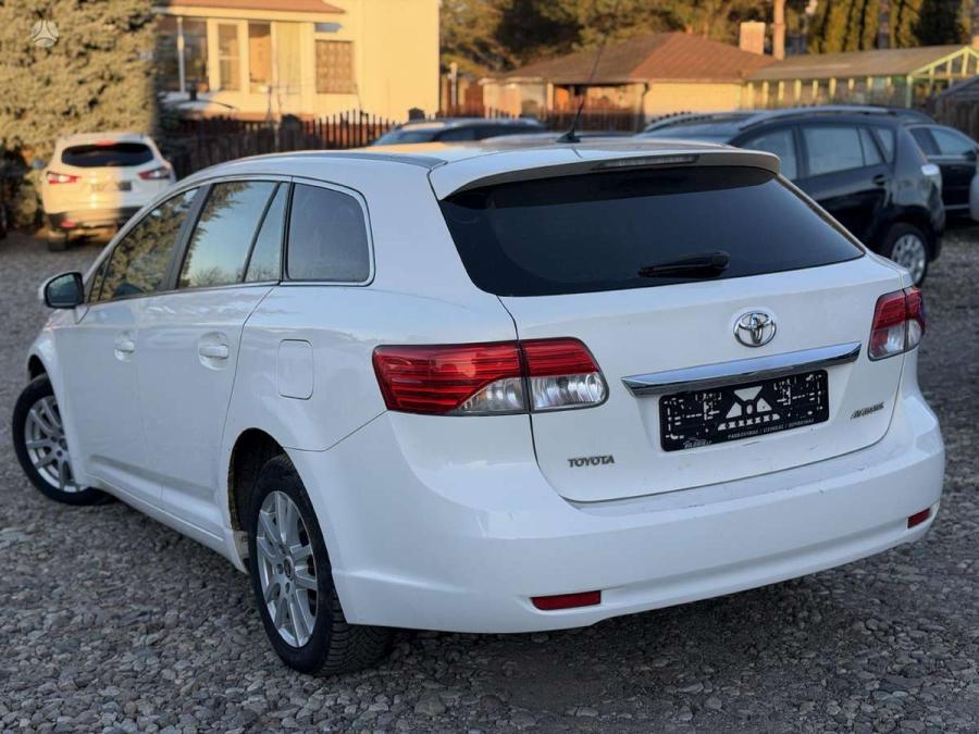 White Toyota Avensis 2013 in Utena, with an engine capacity of 2.00 L and mileage of 250 thousand km for 1890 €, photo 4 on AUTOMOTO.COM.LV