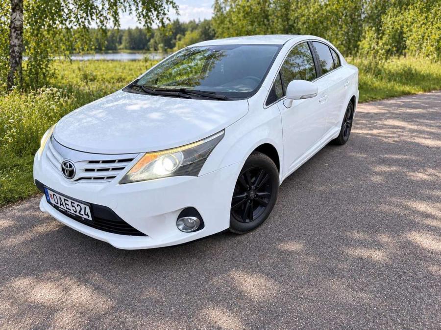 White Toyota Avensis 2013 in Vilnius, with an engine capacity of 2.00 L and mileage of 300 thousand km for 4050 €, photo 1 on AUTOMOTO.COM.LV