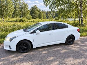 White Toyota Avensis 2013 in Vilnius, with an engine capacity of 2.00 L and mileage of 300 thousand km for 4050 €, photo 4 on AUTOMOTO.COM.LV