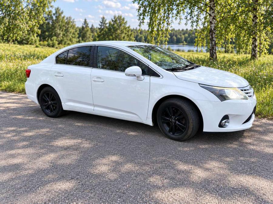 White Toyota Avensis 2013 in Vilnius, with an engine capacity of 2.00 L and mileage of 300 thousand km for 4050 €, photo 6 on AUTOMOTO.COM.LV