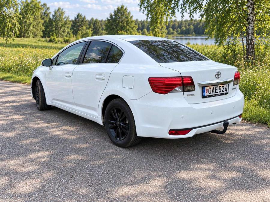 White Toyota Avensis 2013 in Vilnius, with an engine capacity of 2.00 L and mileage of 300 thousand km for 4050 €, photo 7 on AUTOMOTO.COM.LV