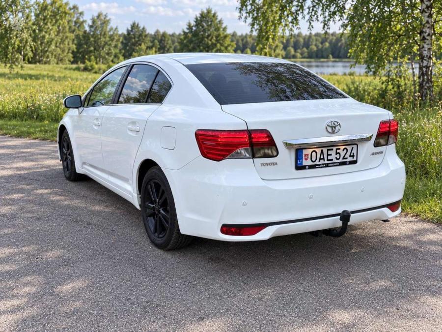 White Toyota Avensis 2013 in Vilnius, with an engine capacity of 2.00 L and mileage of 300 thousand km for 4050 €, photo 8 on AUTOMOTO.COM.LV
