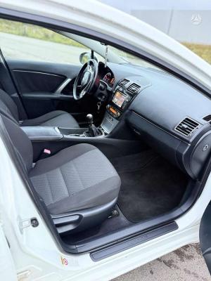 White Toyota Avensis 2013 in Vilnius, with an engine capacity of 2.00 L and mileage of 300 thousand km for 4050 €, photo 10 on AUTOMOTO.COM.LV