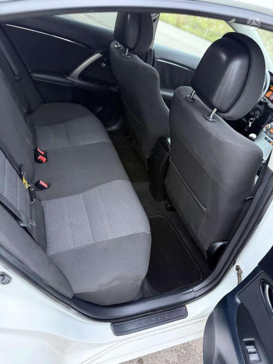 White Toyota Avensis 2013 in Vilnius, with an engine capacity of 2.00 L and mileage of 300 thousand km for 4050 €, photo 11 on AUTOMOTO.COM.LV