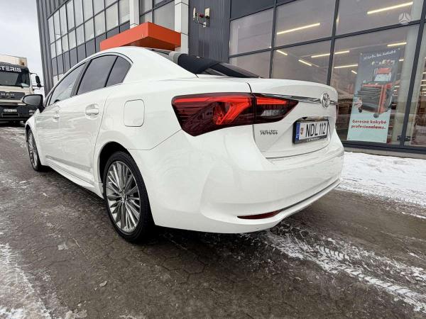 White Toyota Avensis 2015 in Vilnius, with an engine capacity of 1.99 L and mileage of 185 thousand km for 10900 €, photo 3 on AUTOMOTO.COM.LV