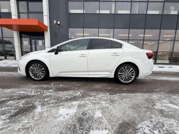 White Toyota Avensis 2015 in Vilnius, with an engine capacity of 1.99 L and mileage of 185 thousand km for 10900 €, photo 5 on AUTOMOTO.COM.LV