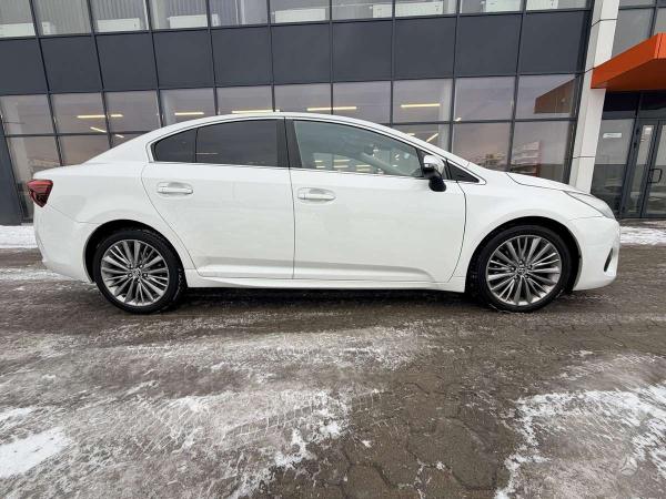 White Toyota Avensis 2015 in Vilnius, with an engine capacity of 1.99 L and mileage of 185 thousand km for 10900 €, photo 6 on AUTOMOTO.COM.LV